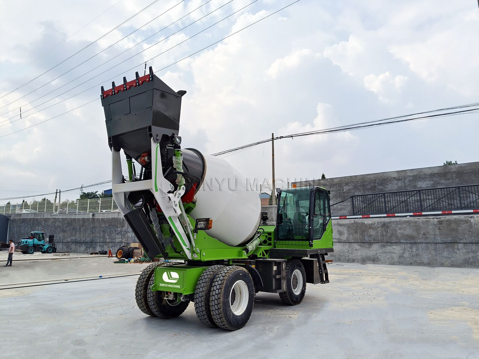 Self-loading Concrete Mixer | UNIQUEMAC